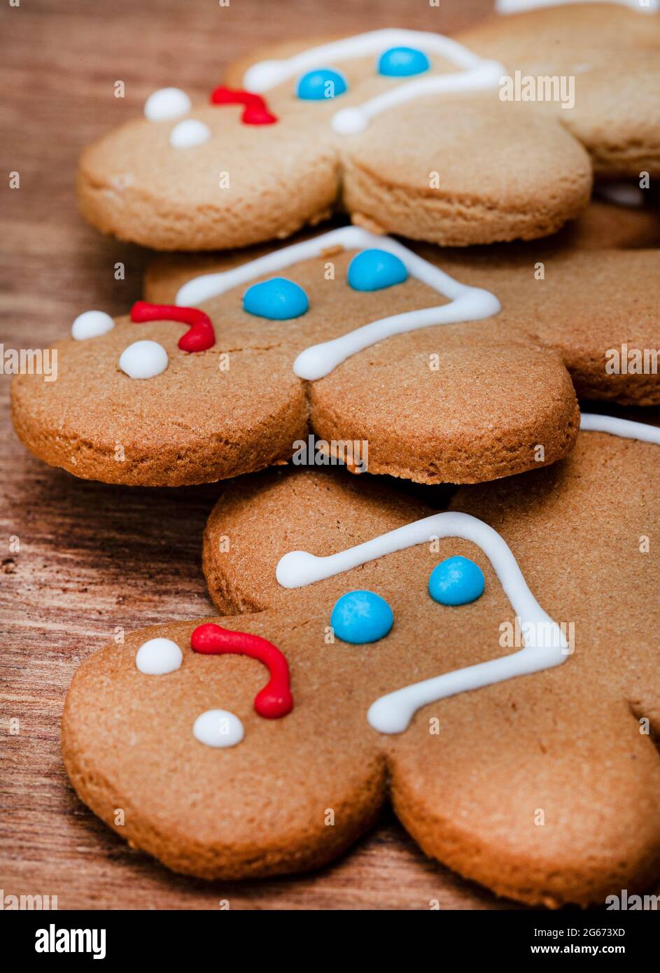 row of three traditional gingerbread men Stock Photo - Alamy
