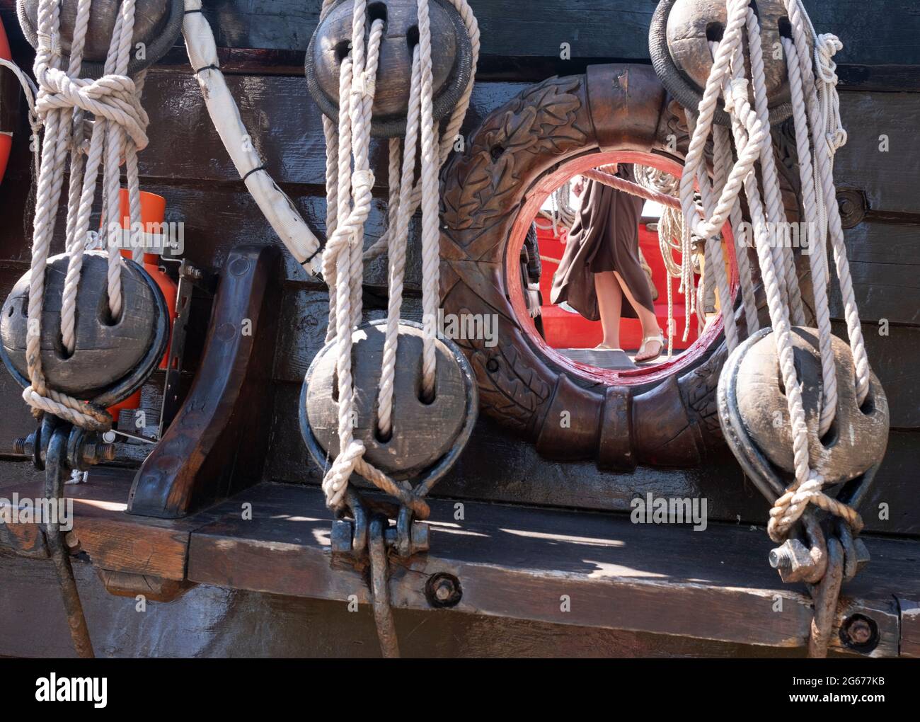 Old sailing wooden blocks rigging hi-res stock photography and images ...