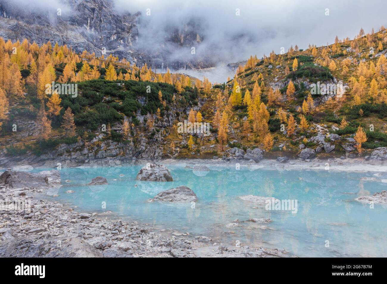 The mountain lake Lago di Sorapiss in Dolomite Alps, Italy, with ...
