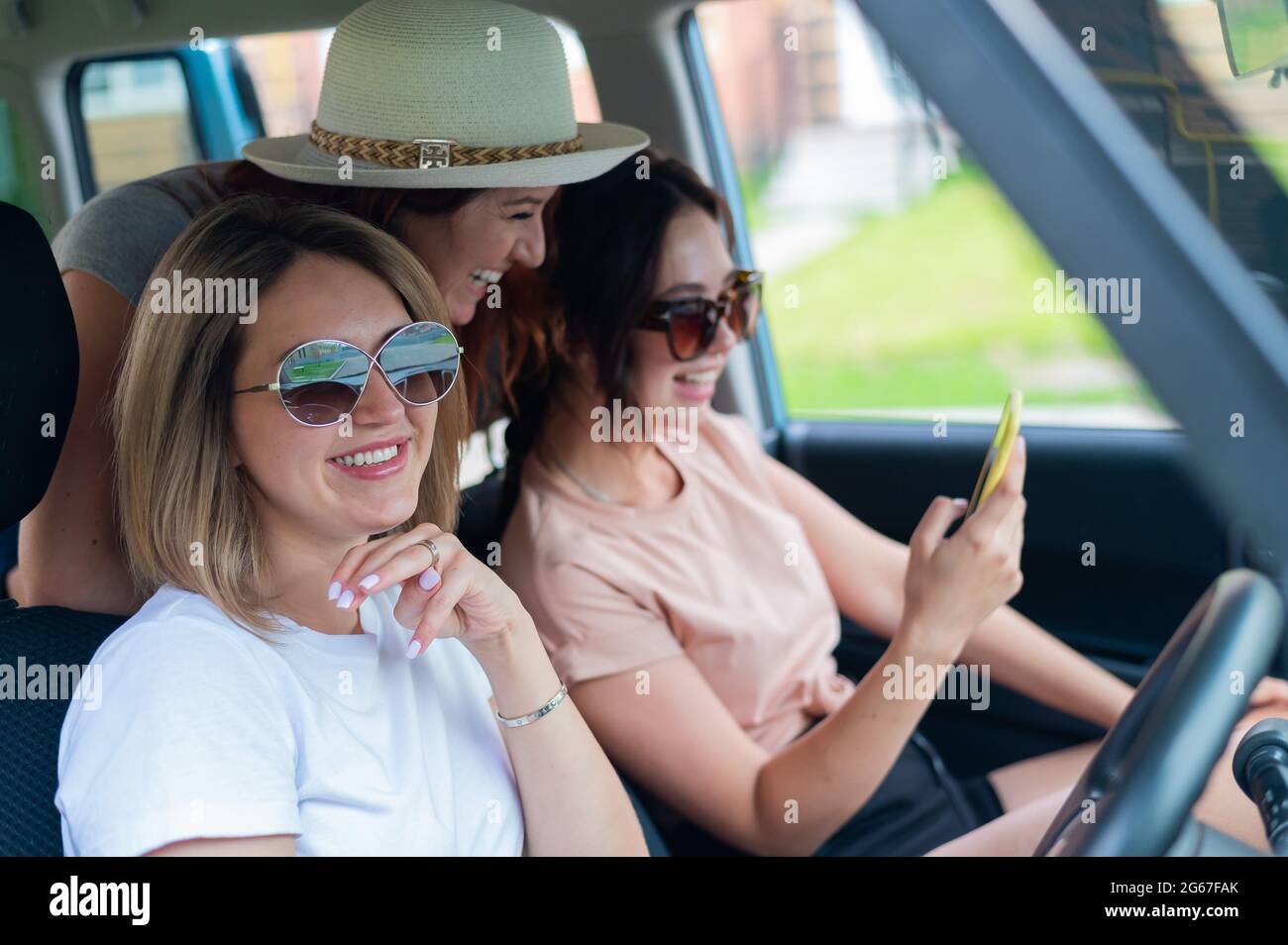Driving car phone friends hi-res stock photography and images - Alamy