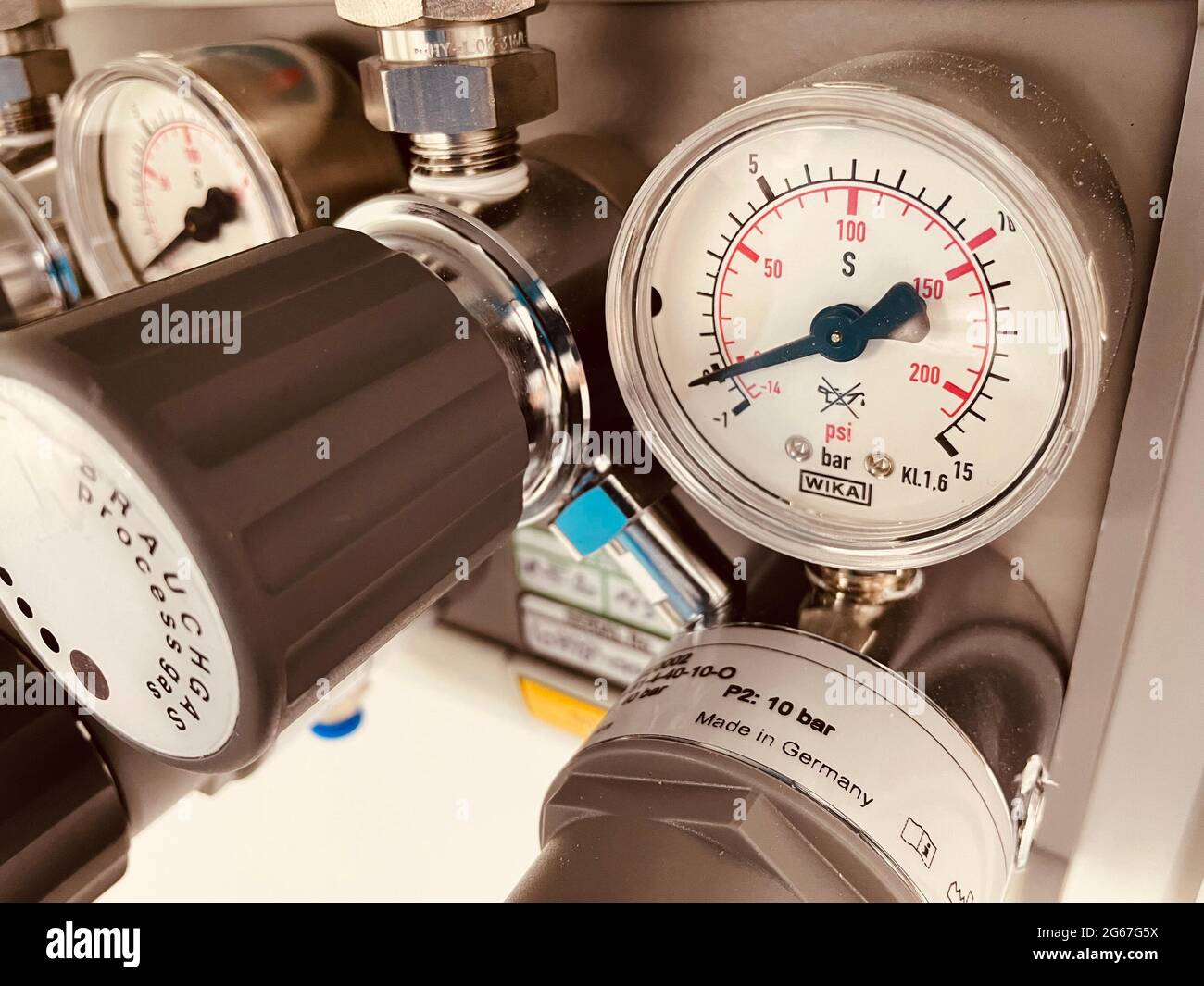 Monitoring gas pressure hi-res stock photography and images - Alamy