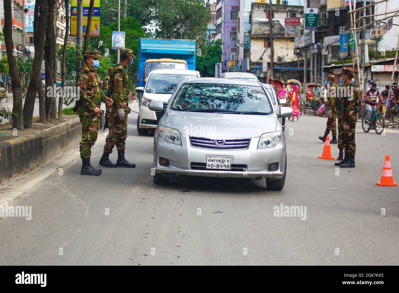 Dhaka, Bangladesh. 03rd July, 2021. Law and military enforcer checking ...