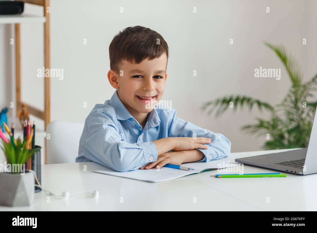 Kid doing homework hi-res stock photography and images - Alamy