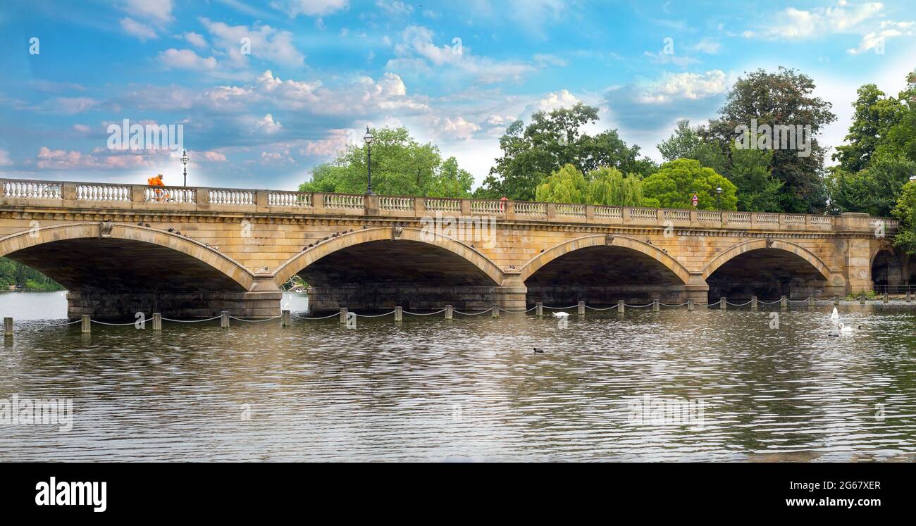 Serpentine bridge hyde park hi-res stock photography and images - Alamy