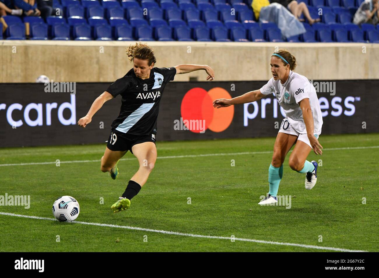 Elizabeth Eddy (19 Gotham FC) and Mallory Weber (20 Kansas City) in ...
