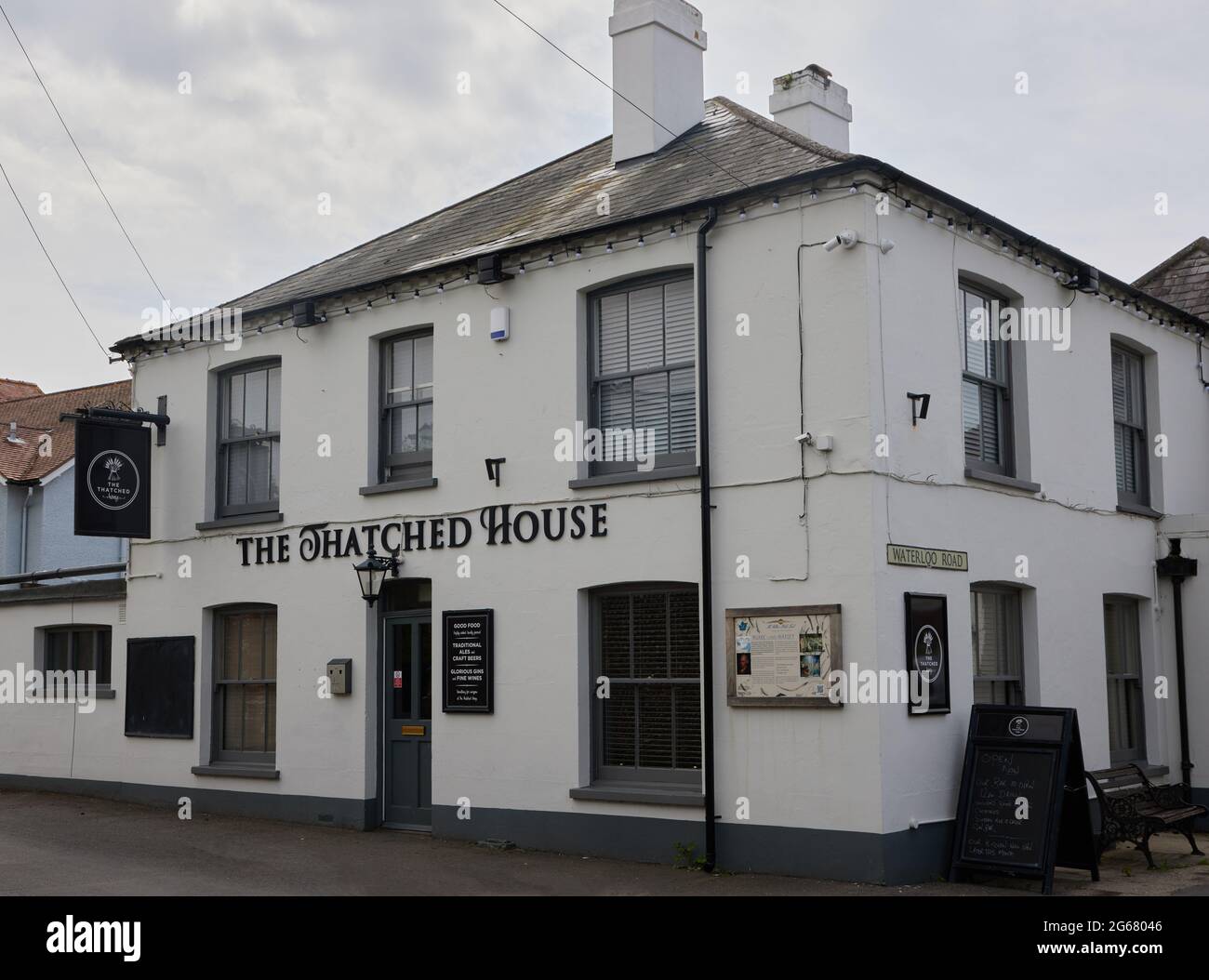The Thatched House pub in Felpham, West Sussx, England, UK Stock Photo ...