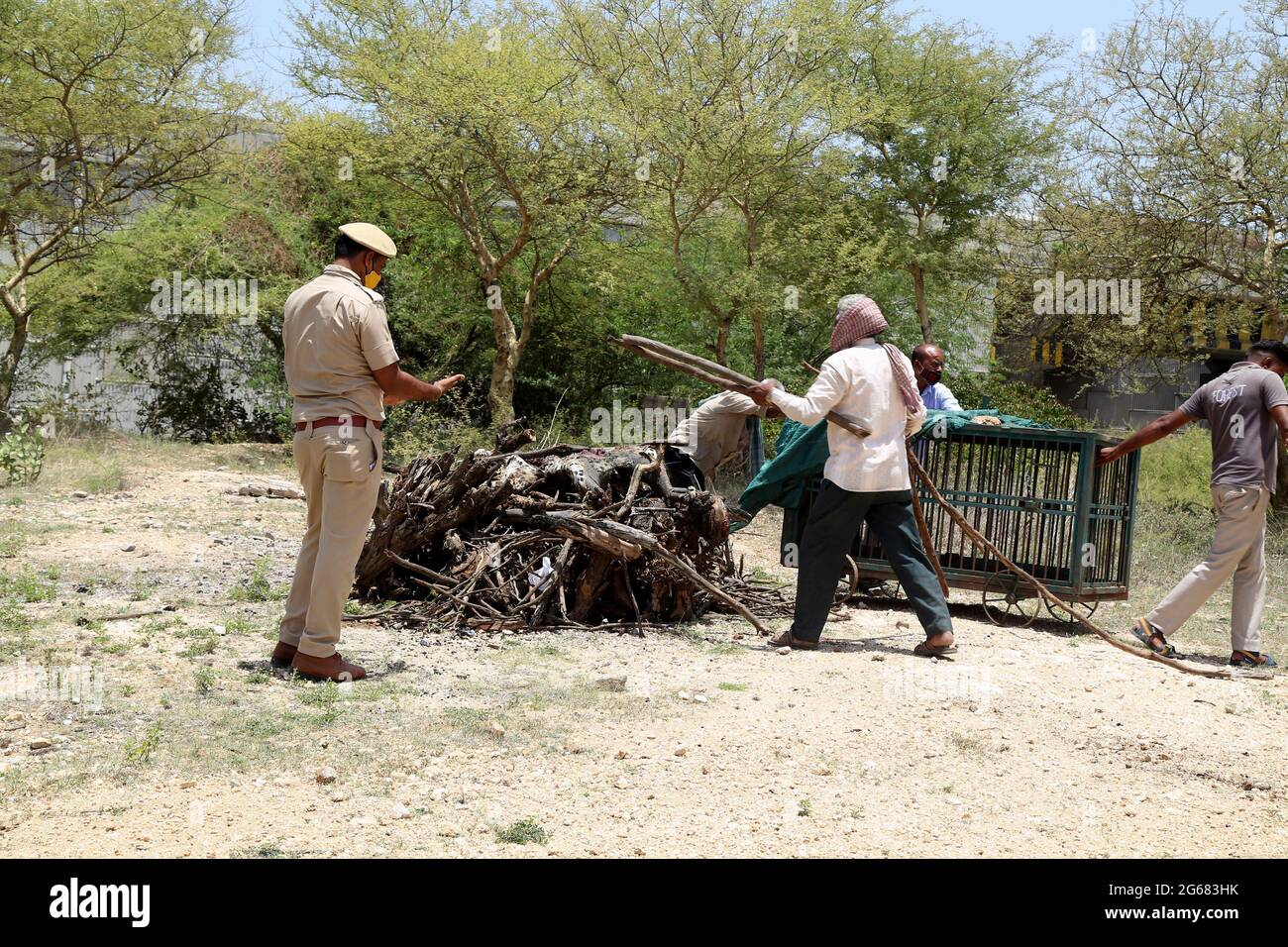 Hindu female dead body old hi-res stock photography and images - Alamy