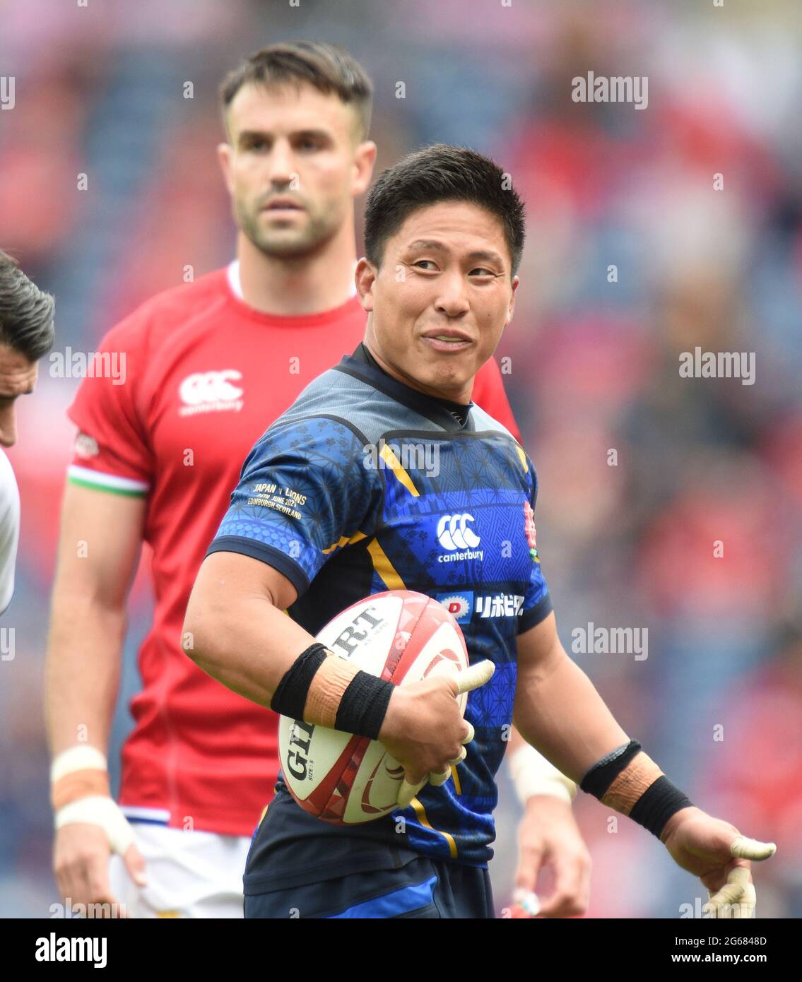 Scrum halfs hi-res stock photography and images - Alamy