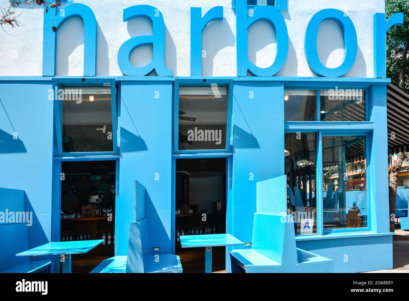 Empty restaurant booth hi-res stock photography and images - Alamy