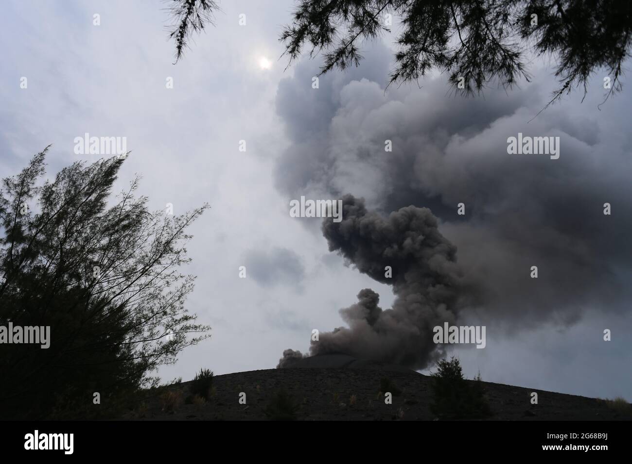 Eruption of Anakkraktau Sunda Strait Indonesia Stock Photo - Alamy
