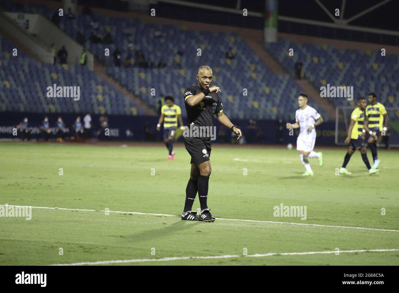 Copa america final referee hi-res stock photography and images - Alamy