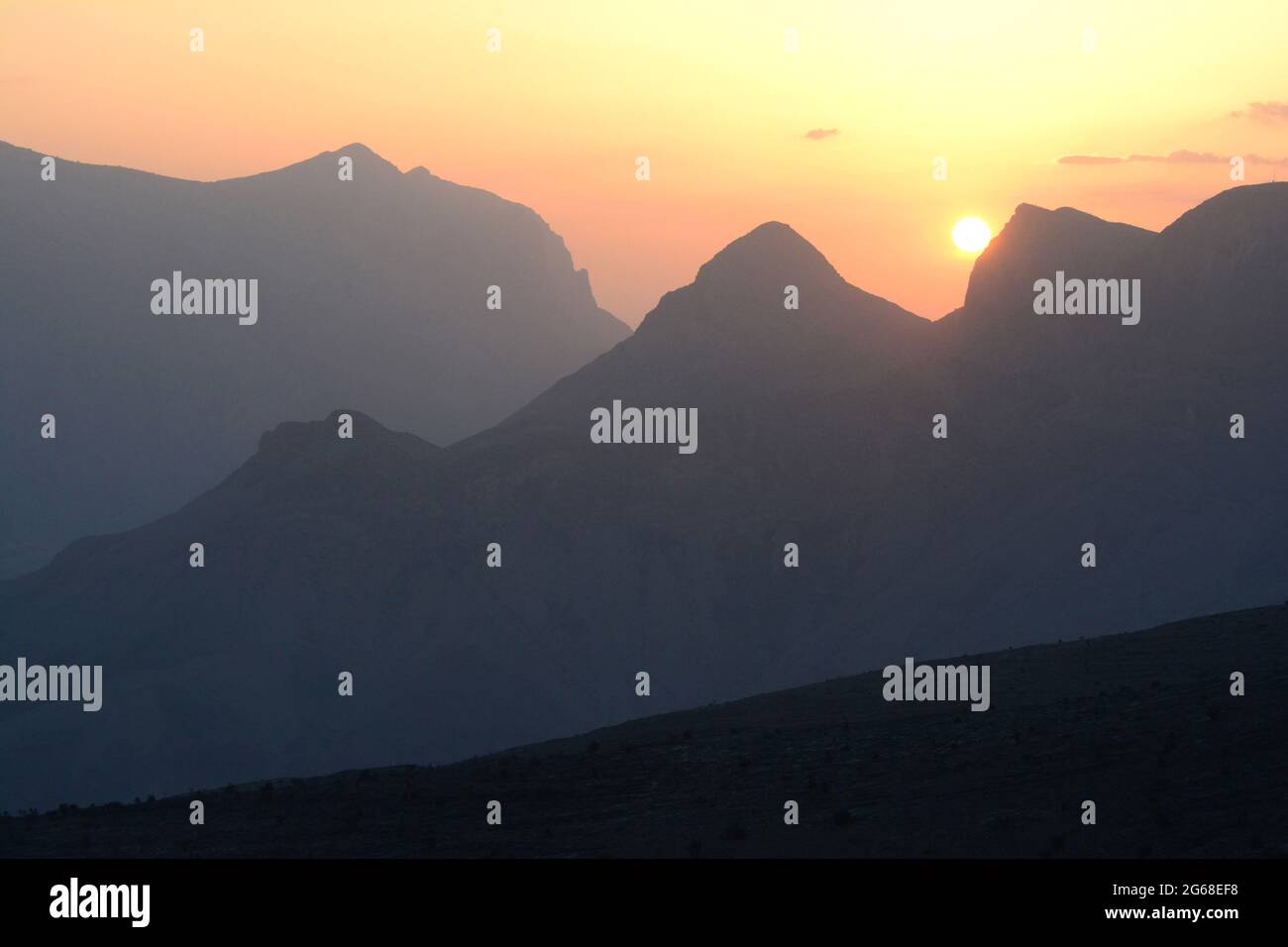 OMAN. HAJAR MOUNTAINS. SUNSET ON THE JABAL SHAMS AT 2000M OF ALTITUDE ...