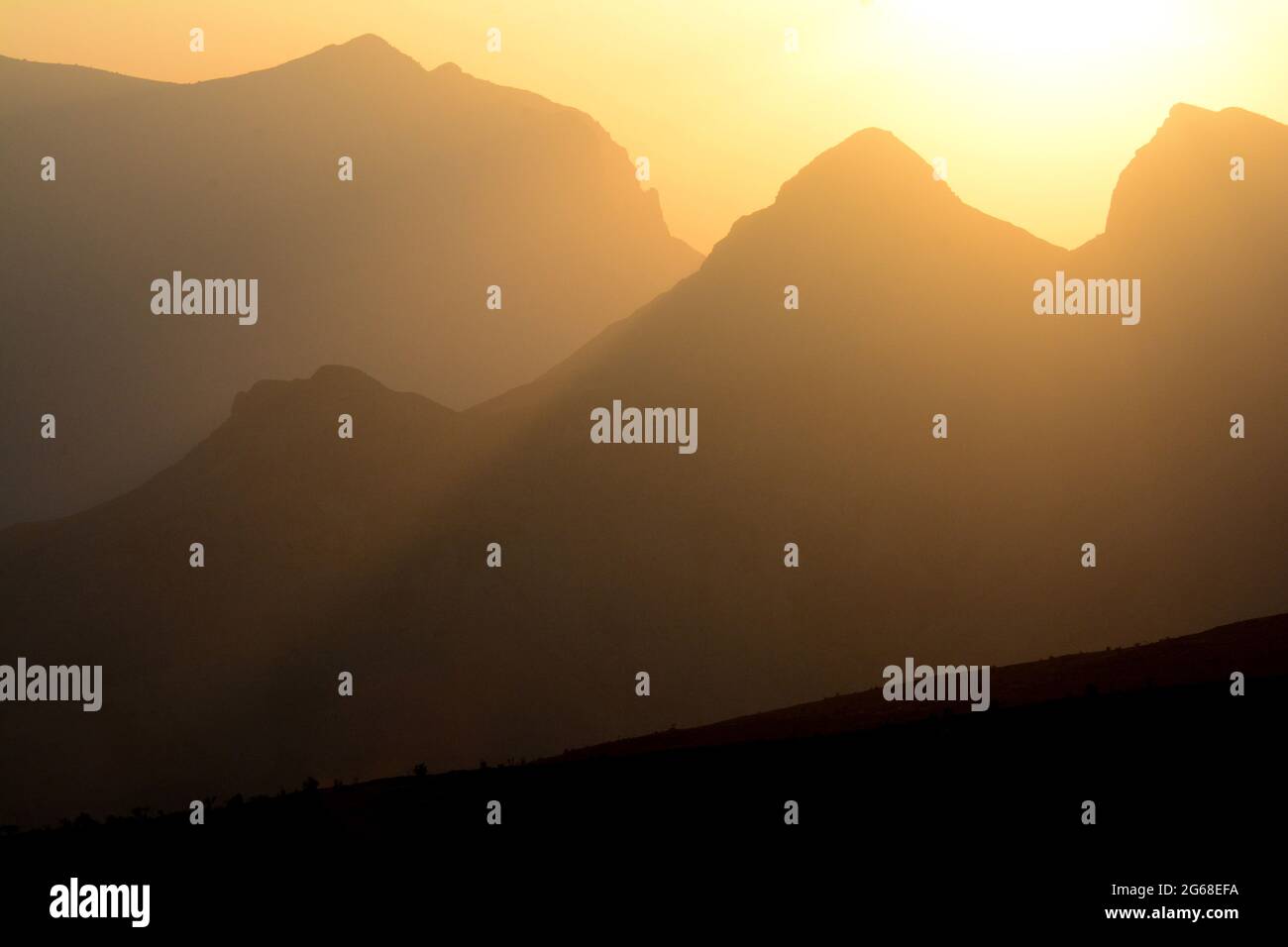 OMAN. HAJAR MOUNTAINS. SUNSET ON THE JABAL SHAMS AT 2000M OF ALTITUDE ...