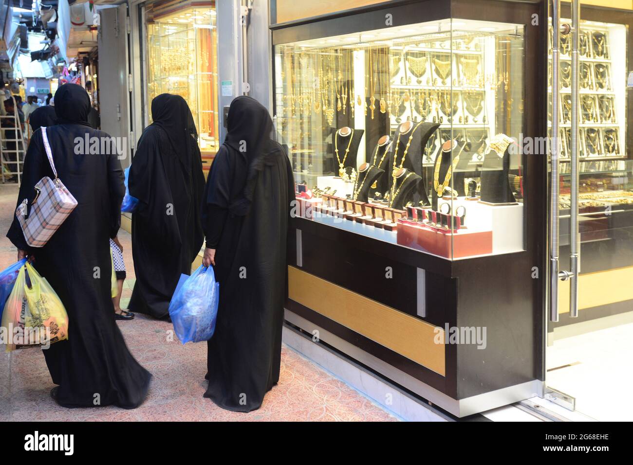 OMAN. MUSCAT. MUTRAH. THE SOUK. WOMEN IN THE GOLD DISTRICT Stock Photo ...