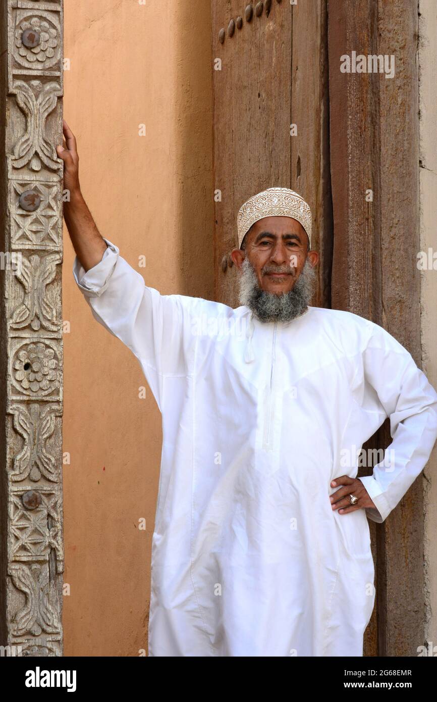 OMAN. HAJAR MOUNTAINS. NIZWA. PORTRAIT OF AN OMANESE IN TRADITIONNEL ...