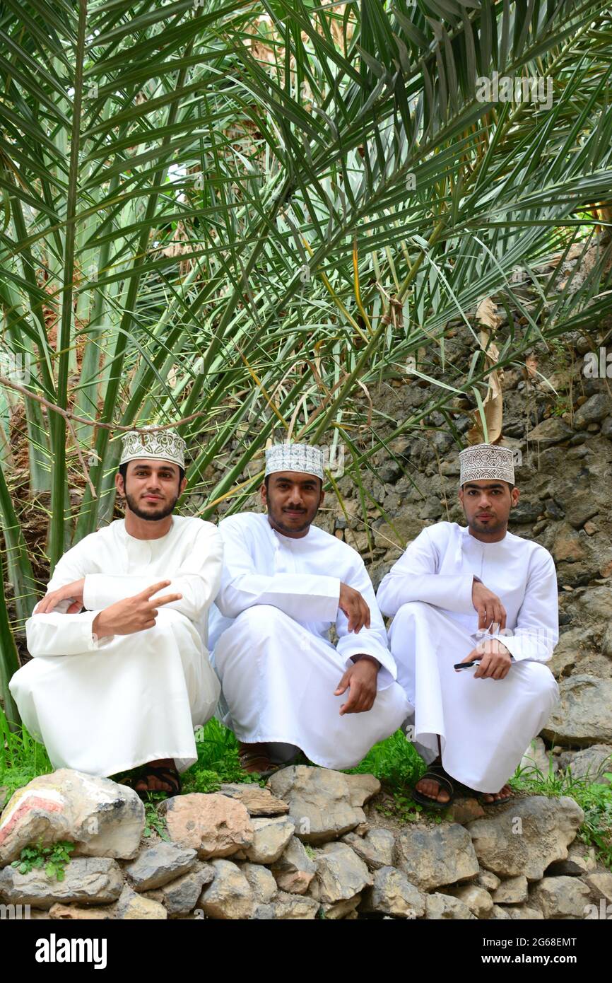 OMAN. HAJAR MOUNTAINS. NIZWA. PORTRAIT OF OMANESE IN TRADITIONNEL ...
