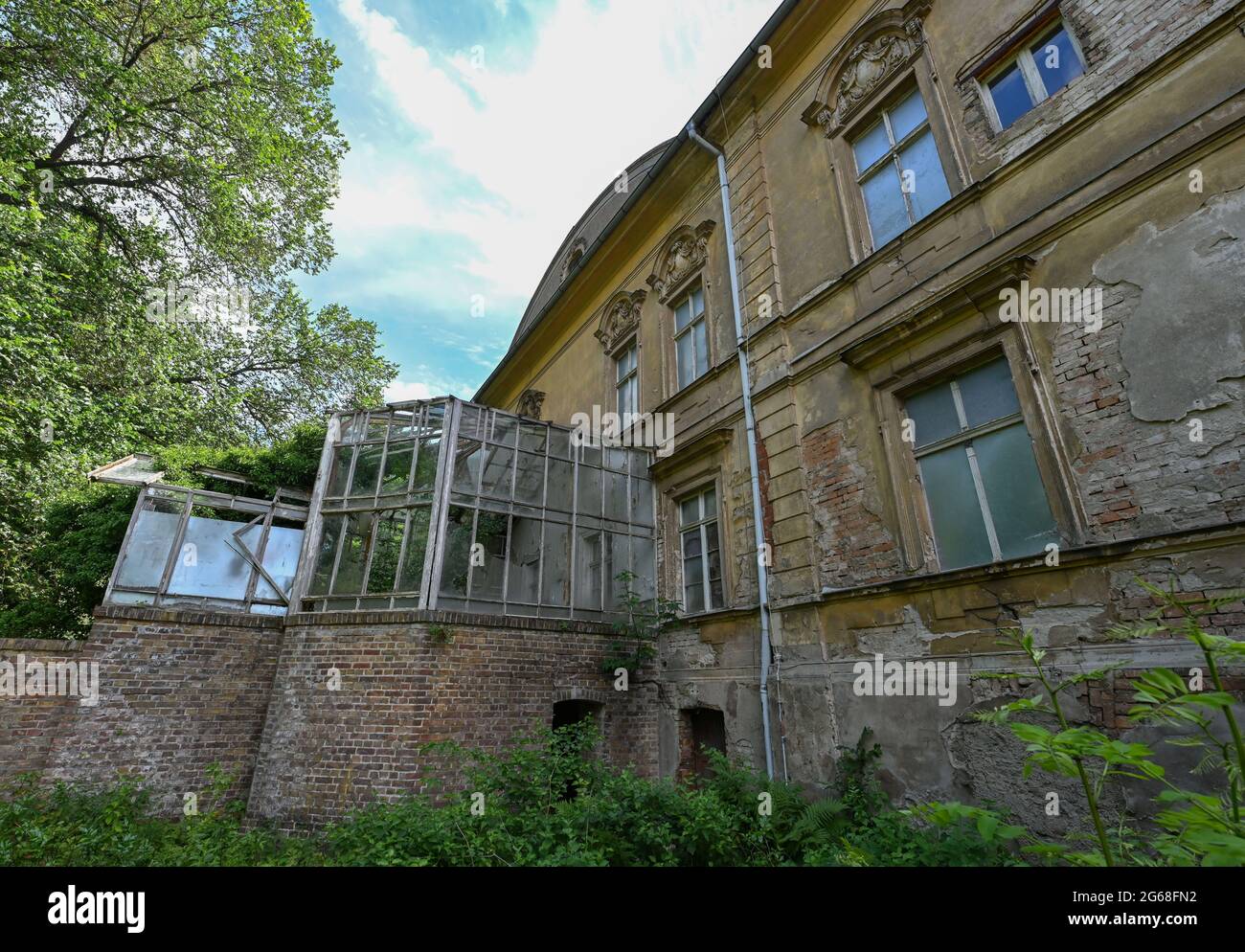 Run down estate hi-res stock photography and images - Alamy