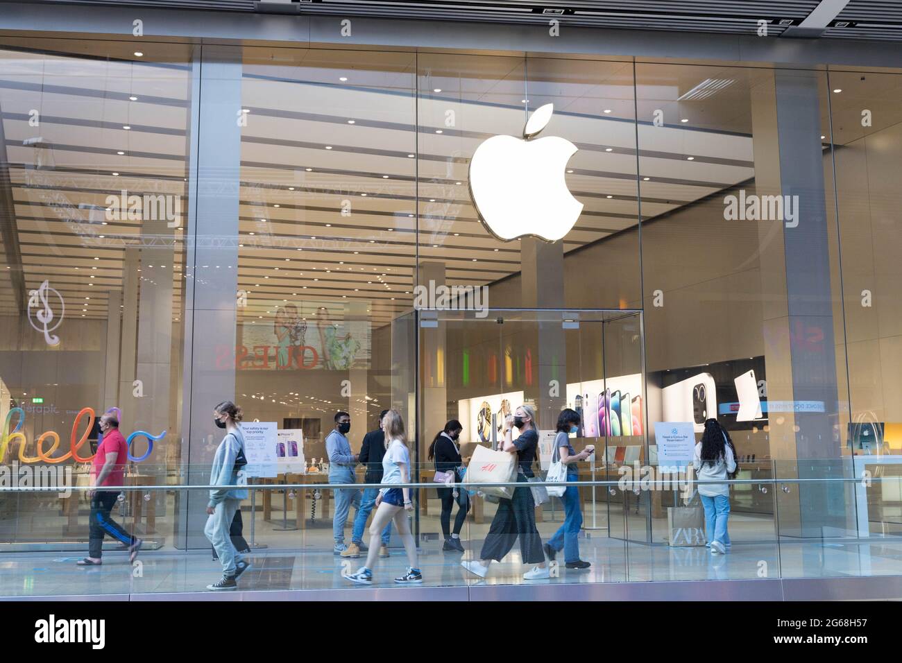 London apple store hi-res stock photography and images - Alamy