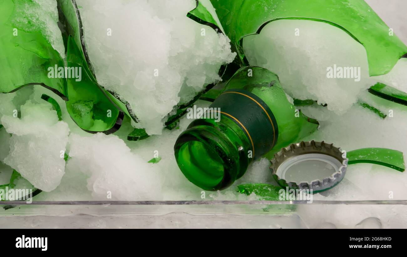 Broken freezer hi-res stock photography and images - Alamy