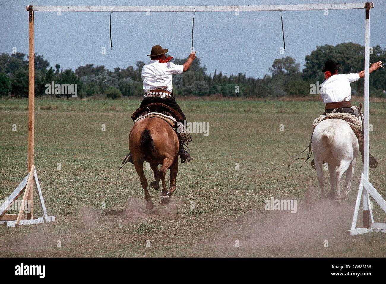 JUEGO DE BOLEA- GAUCHOS GALOPANDO. Location: Hacienda. PAMPA NORTE ...