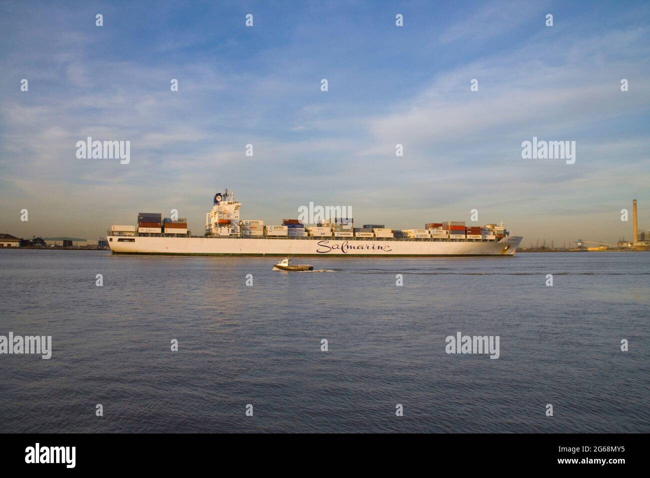 Container ship london hi-res stock photography and images - Alamy