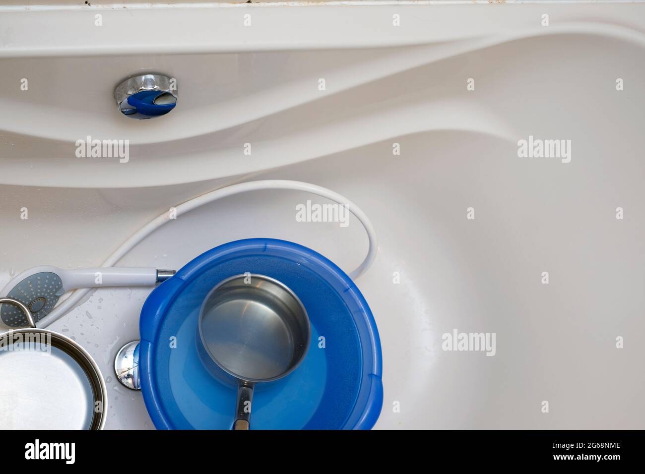 Basin or casserole full of water on a bottom of bath Stock Photo - Alamy