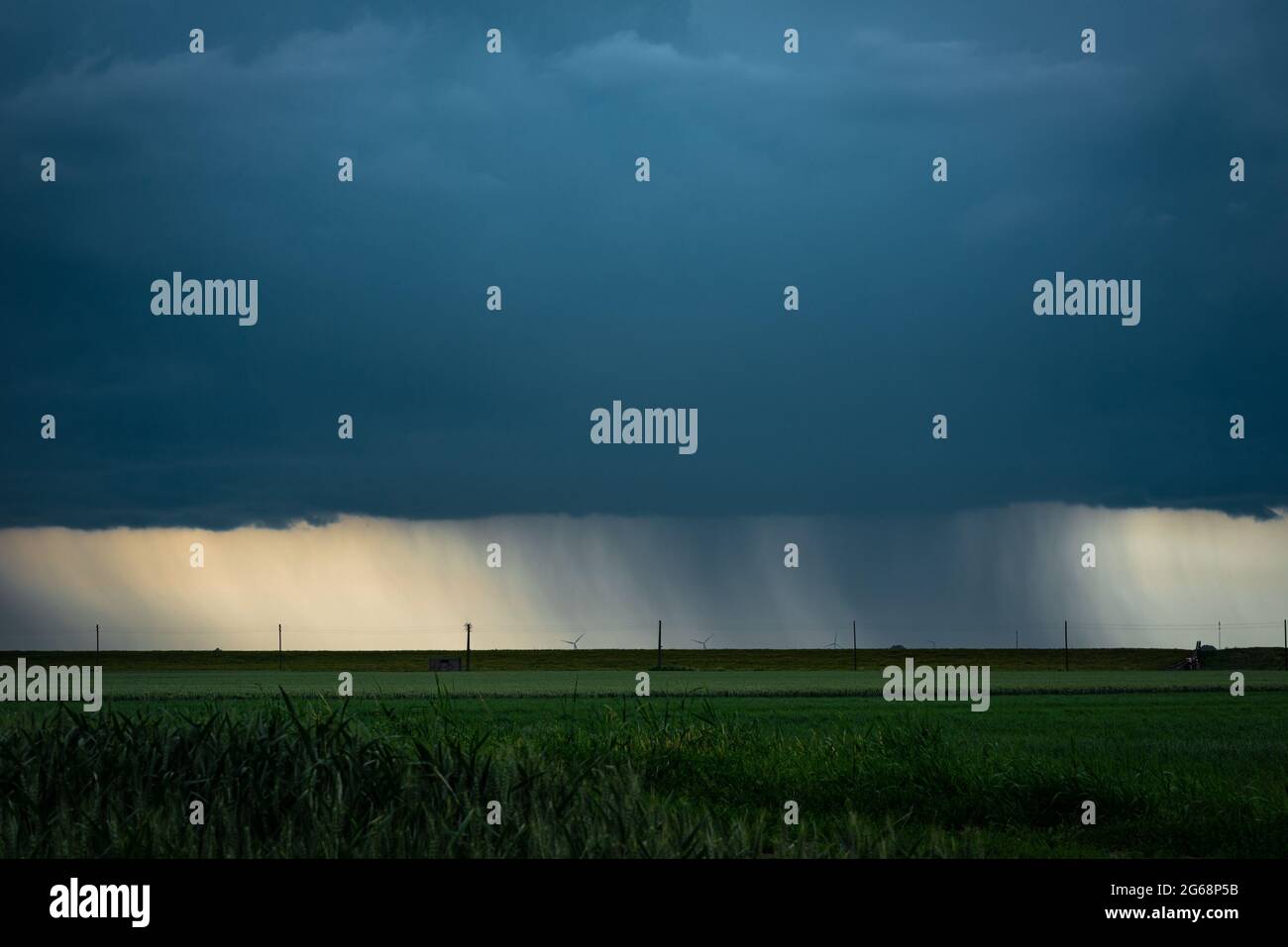 Distinct fallstreaks of rain below the base of thunderstorm Stock Photo ...