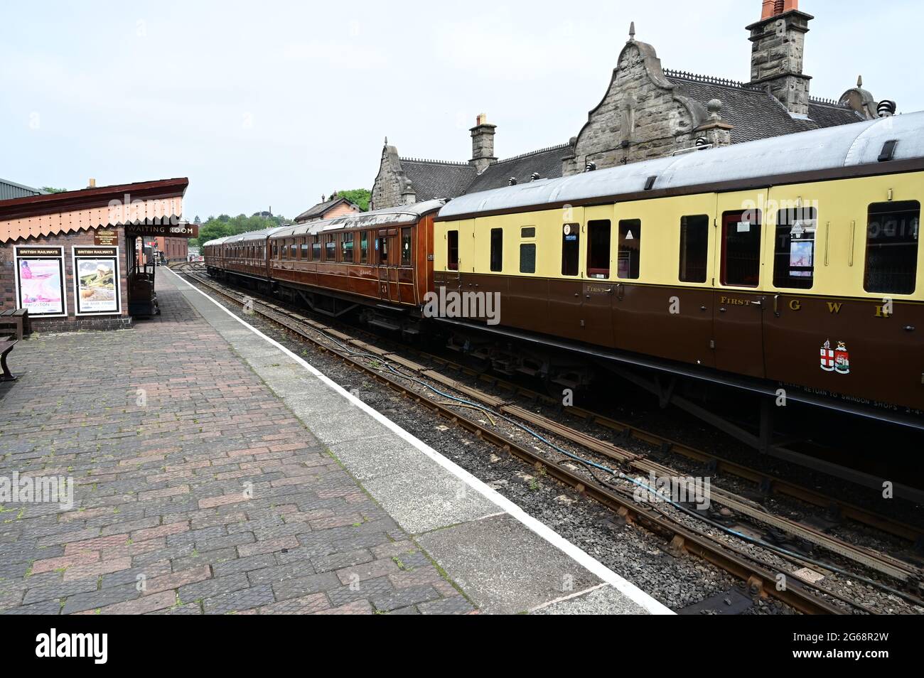 GWR coaches at a railway station Stock Photo - Alamy