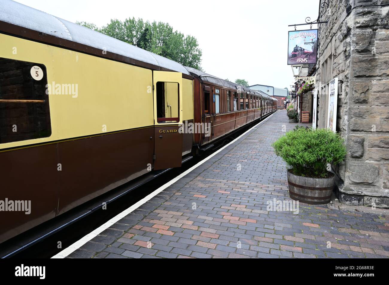 GWR coaches at a railway station Stock Photo - Alamy