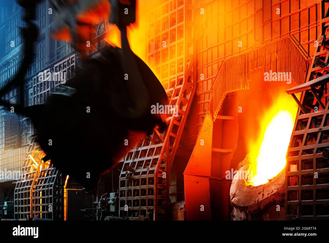 Industrial metallurgy pouring molten hi-res stock photography and ...