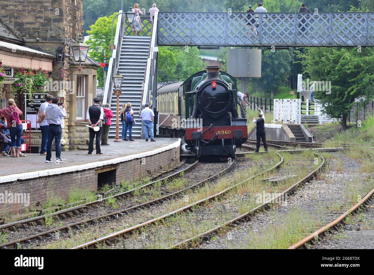 "Raveningham Hall" a hall class locomotive Stock Photo - Alamy
