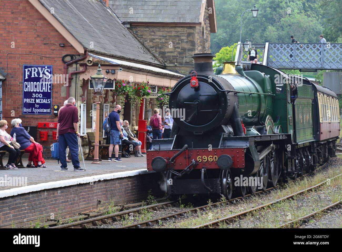 "Raveningham Hall" a hall class locomotive Stock Photo - Alamy