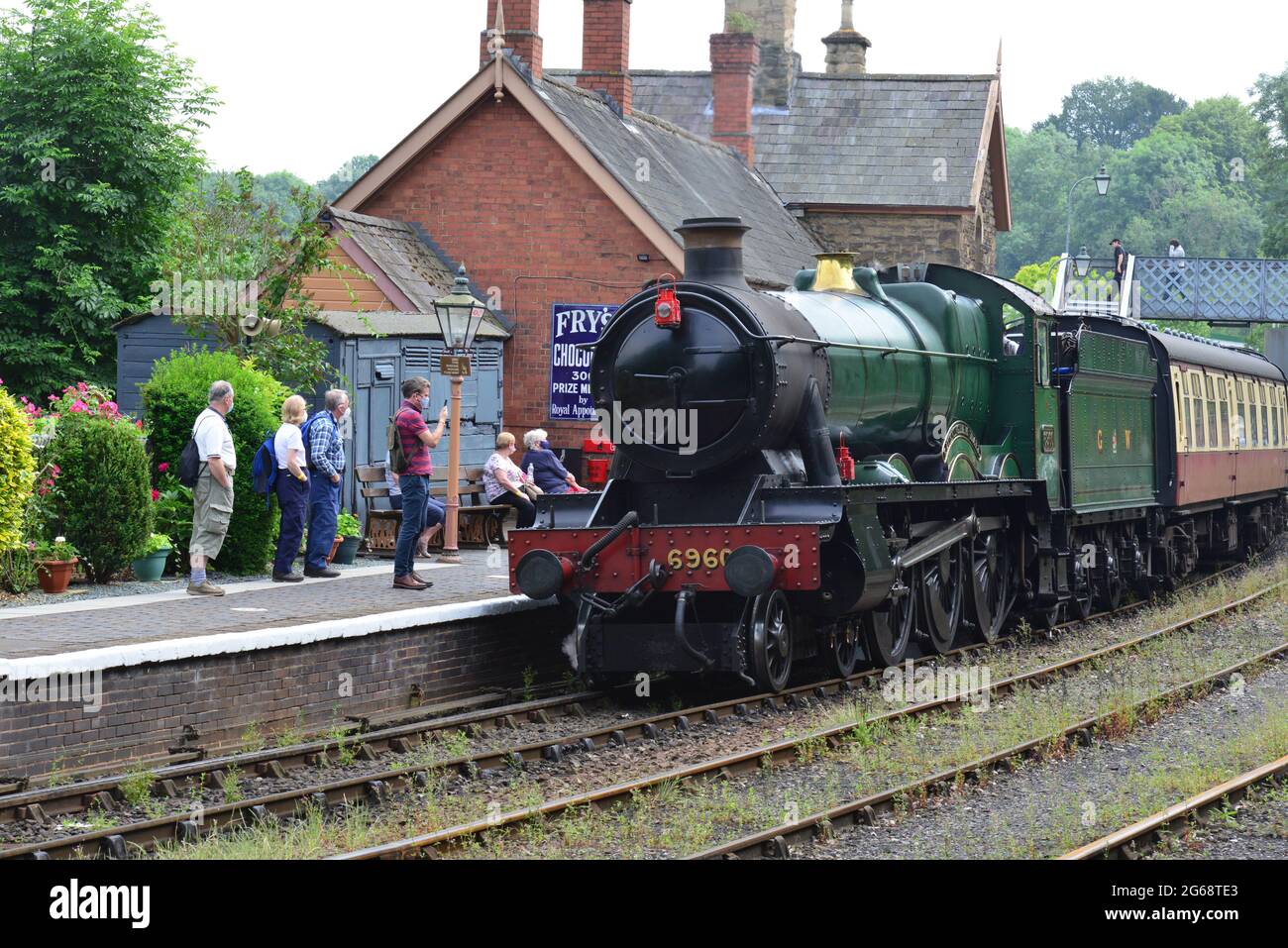 "Raveningham Hall" a hall class locomotive Stock Photo - Alamy