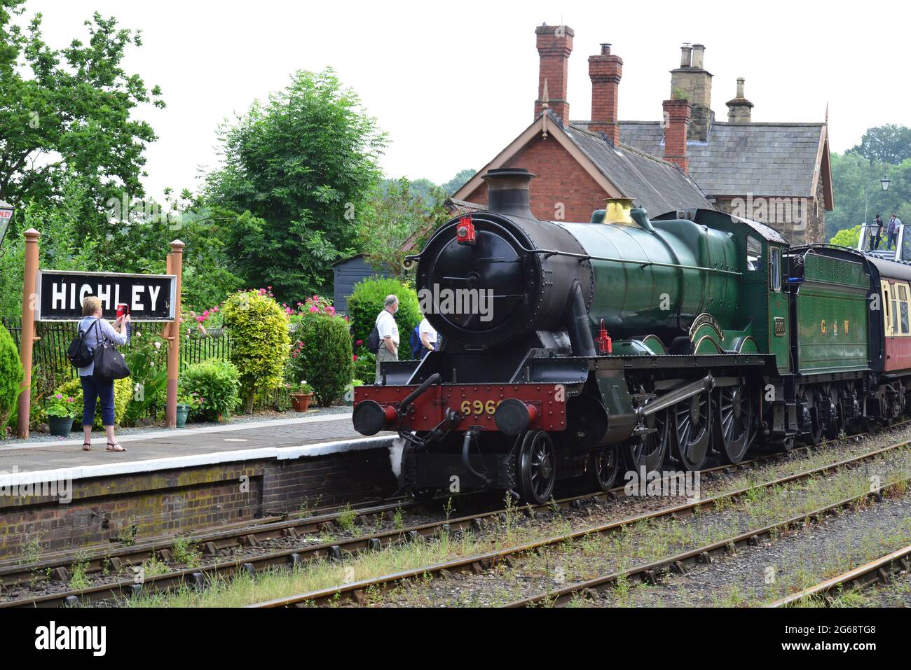 "Raveningham Hall" a hall class locomotive Stock Photo - Alamy
