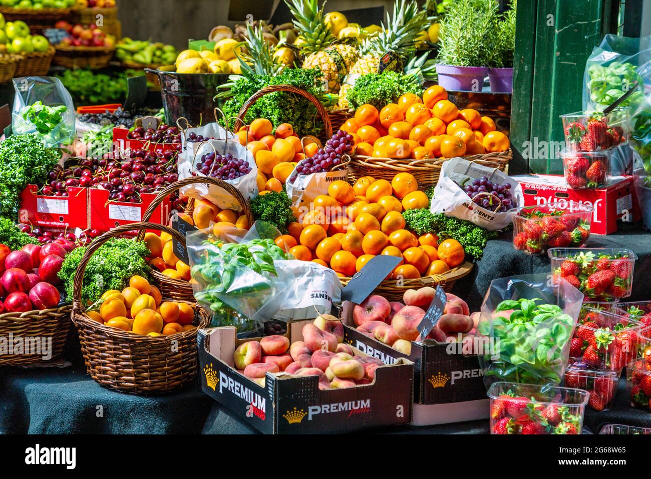 Fruit stall hi-res stock photography and images - Alamy