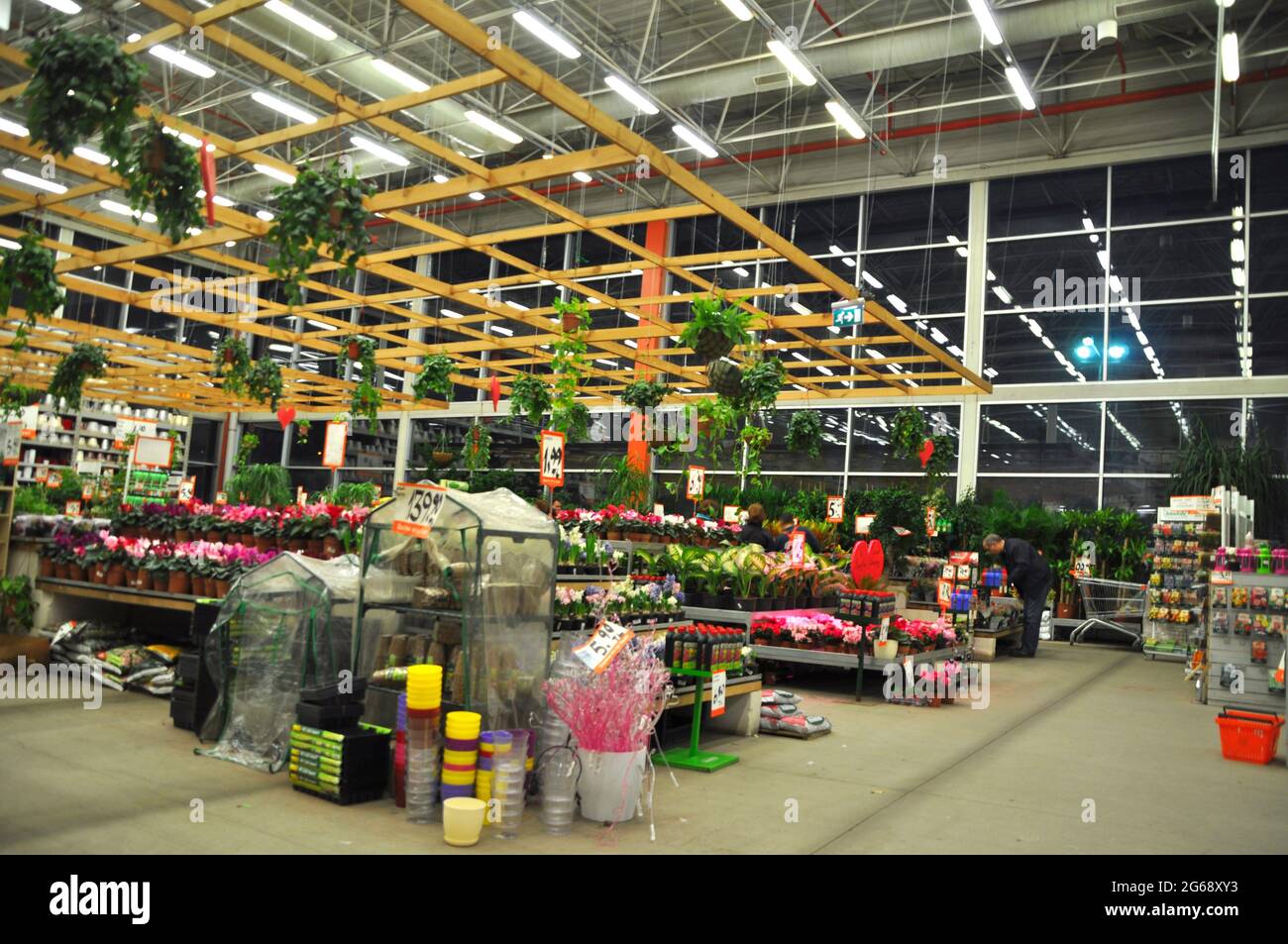 Garden shop aisle hi-res stock photography and images - Alamy