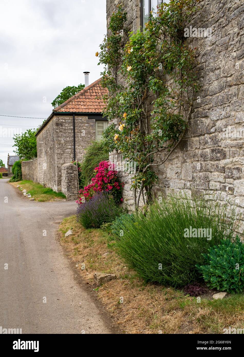 Exterior row traditional stone hi-res stock photography and images - Alamy