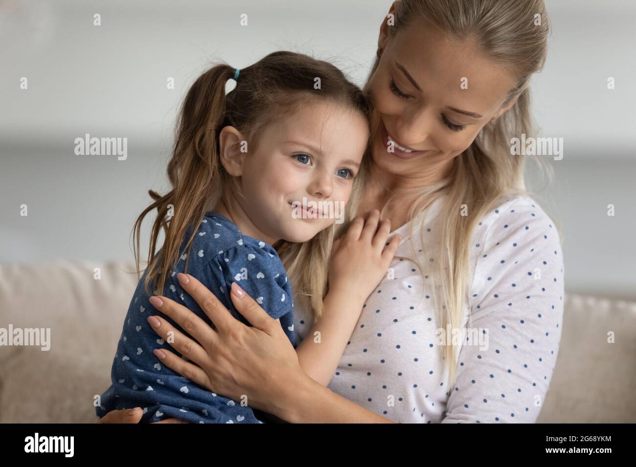Mother daughter cuddle close up hi-res stock photography and images - Alamy
