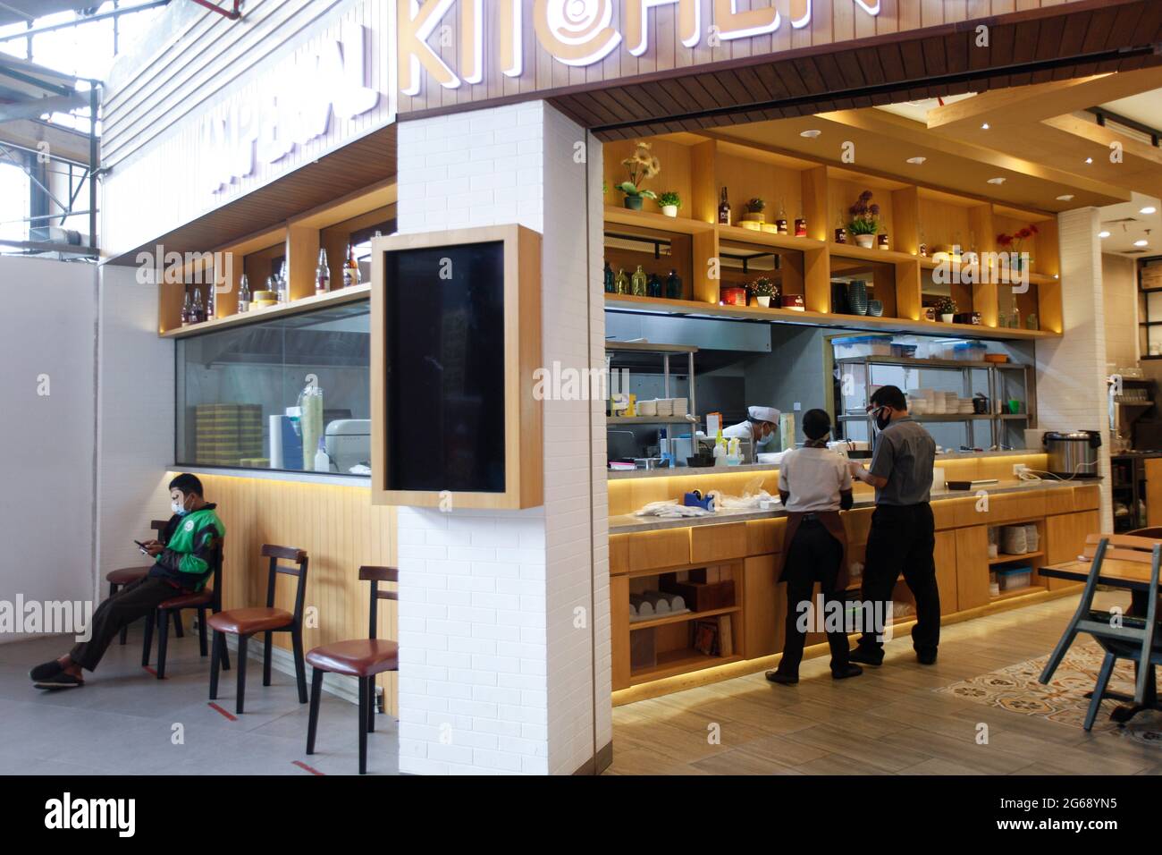 A driver food delivery service gojek hi-res stock photography and ...