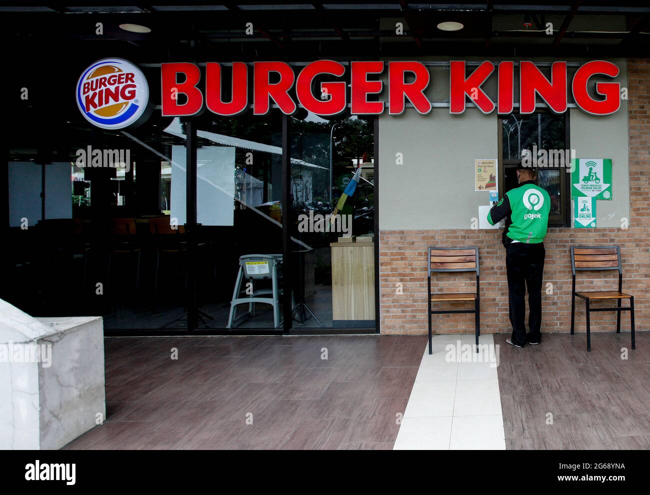 A driver food delivery service gojek hi-res stock photography and ...