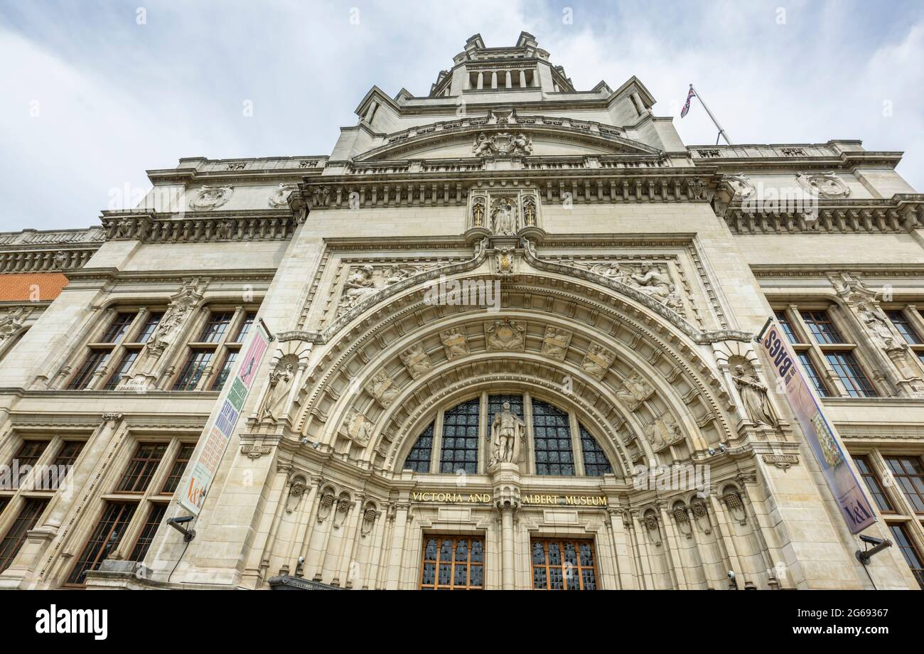 Elevation of romanesque style buildings hi-res stock photography and ...