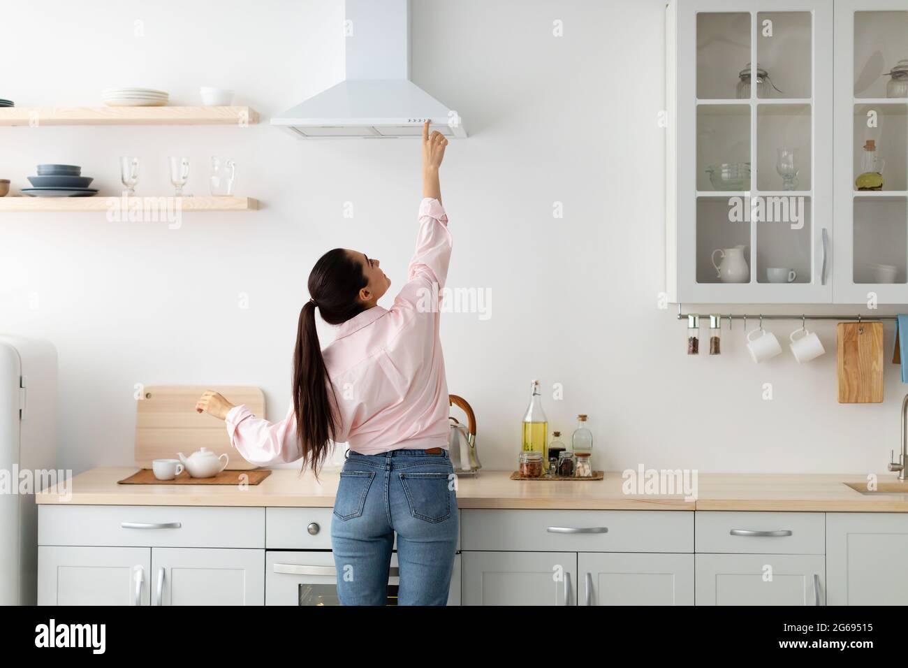 Back view woman cooking in kitchen hi-res stock photography and images ...