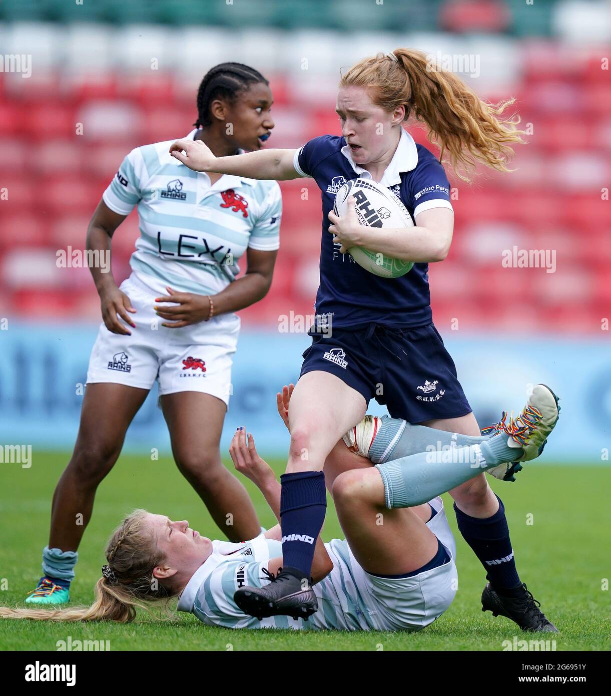 Cambridge's Hetta Friend (bottom) and Oxford's Maddie Hindson in action ...