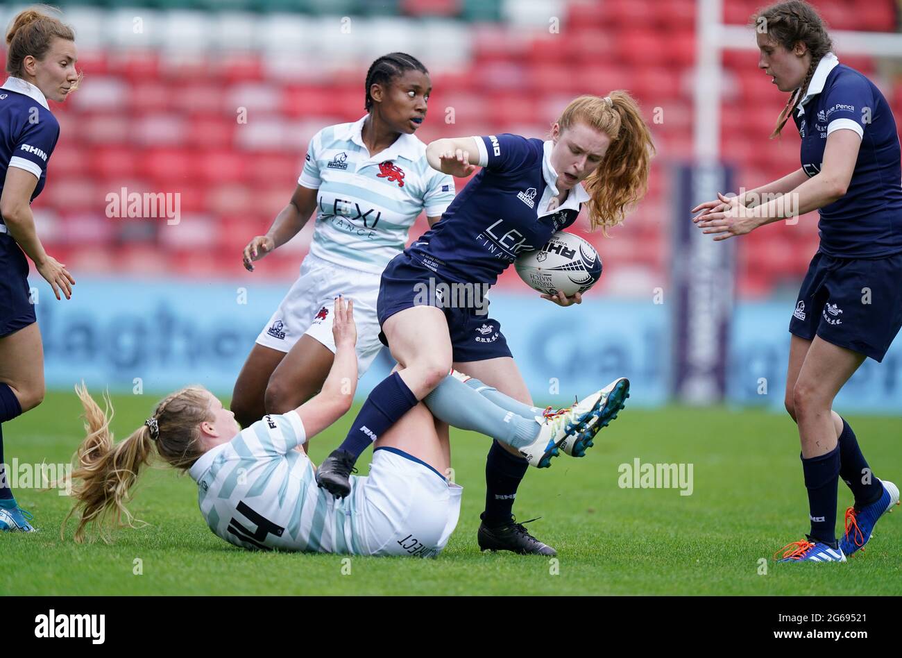 Cambridge's Hetta Friend (bottom) and Oxford's Maddie Hindson in action ...
