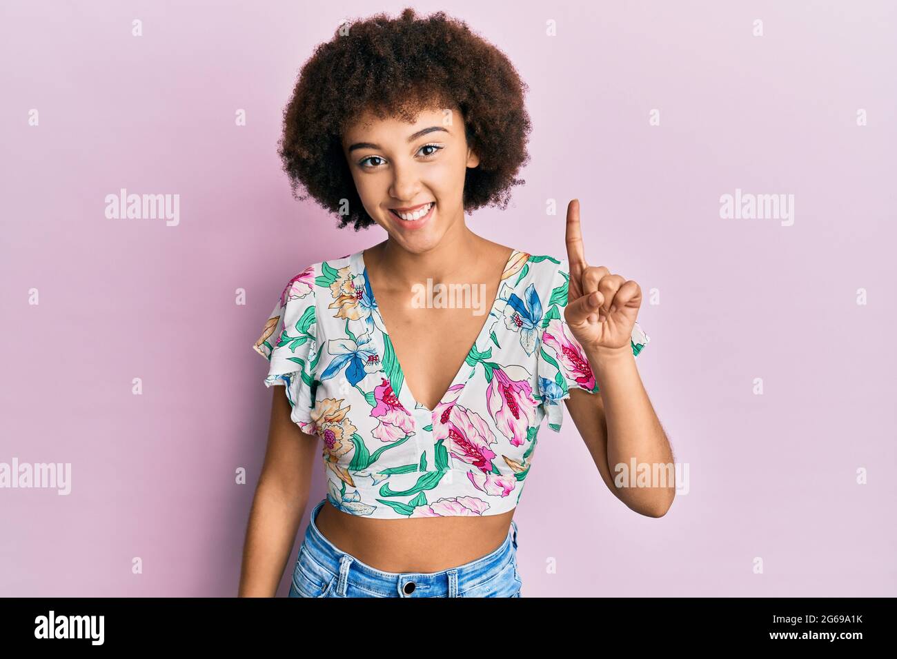 Young hispanic girl wearing summer style smiling with an idea or ...