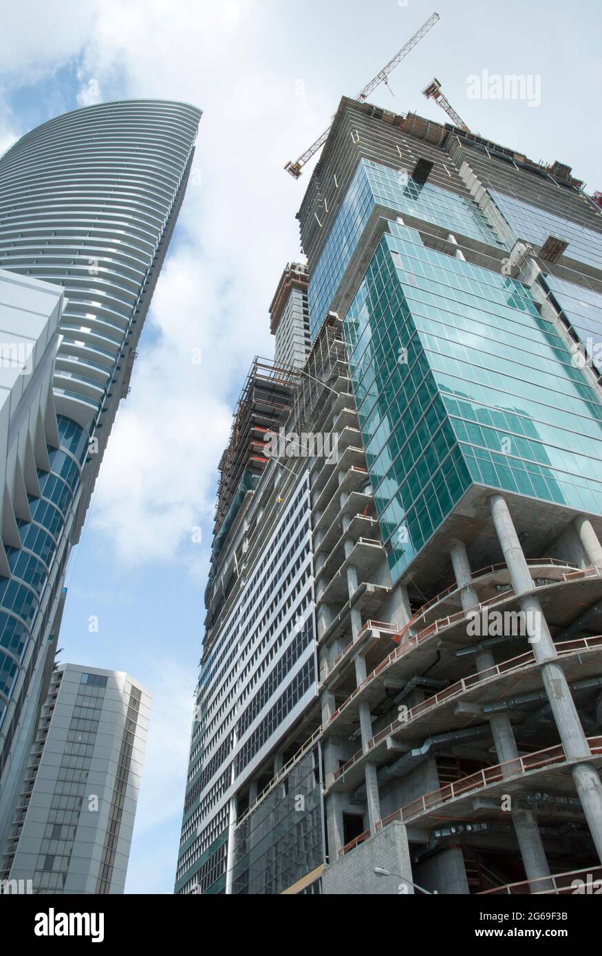 Skyscraper being built hi-res stock photography and images - Alamy