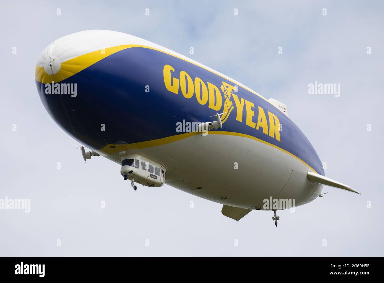 Blimp aeroplane hi-res stock photography and images - Alamy
