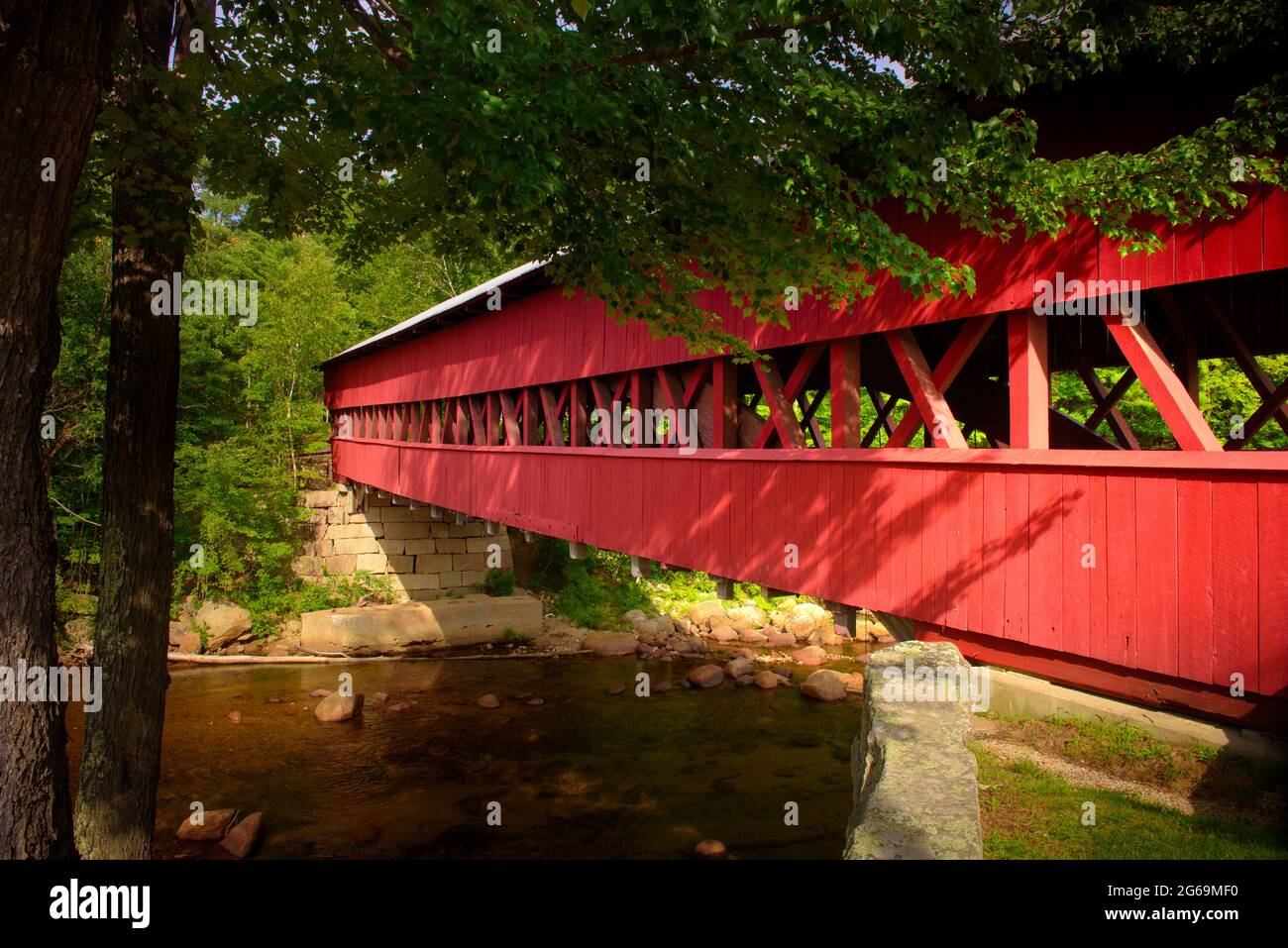 Covered bridge in white mountains hi-res stock photography and images ...