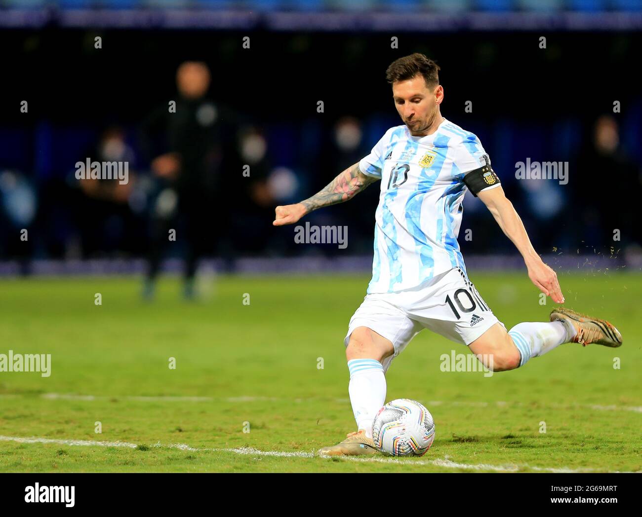 Messi free kick hi-res stock photography and images - Alamy