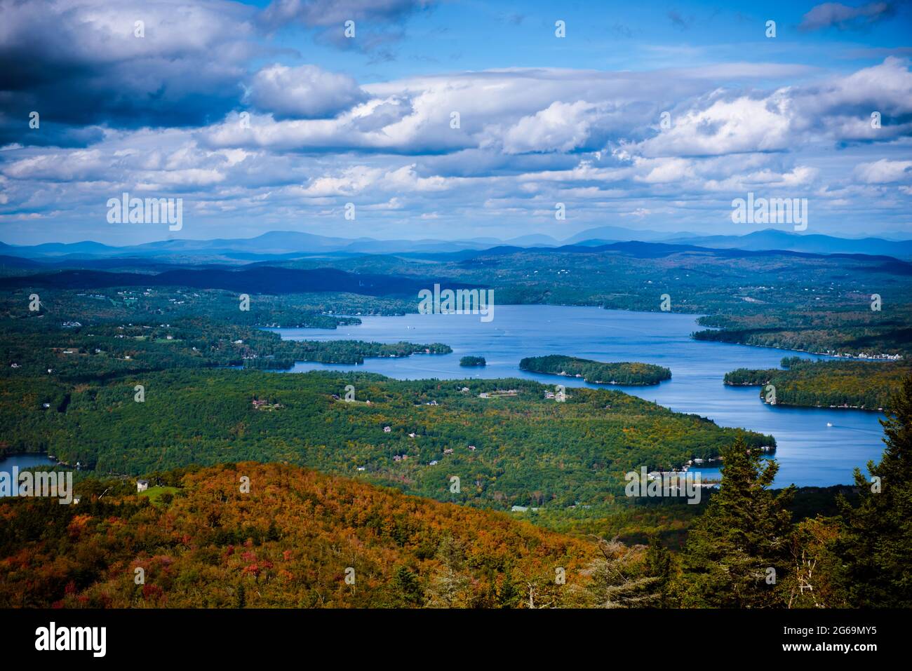 New england lake in fall hi-res stock photography and images - Alamy